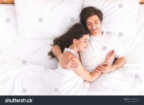 Fotos De Pareja Durmiendo Fotos Im Genes Y Otros Productos Fotogr Ficos De Stock