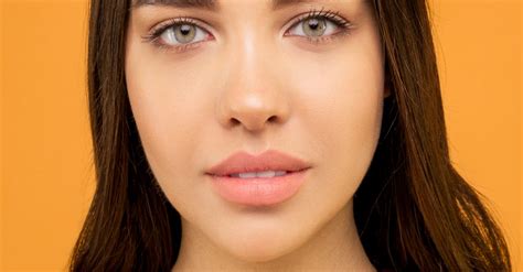 Foto En Primer Plano De Mujer Vistiendo Suéter Morado Y Blanco · Foto De Stock Gratuita