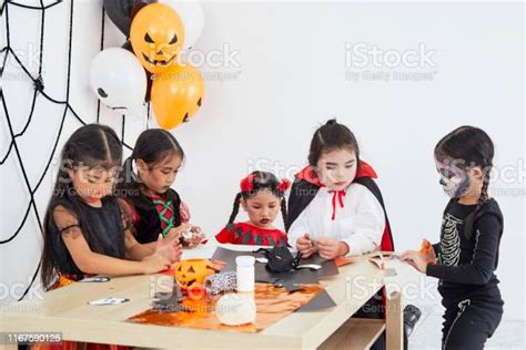 할로윈 파티에 의상을 입은 아이들의 그룹은 재미 트릭 또는 치료가 10월에 대한 스톡 사진 및 기타 이미지 10월 가을
