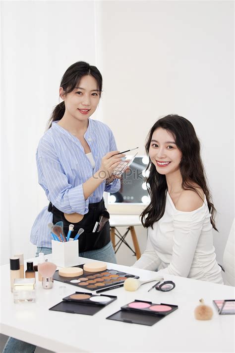 모델 미소와 함께 포즈를 취하는 전문 메이크업 아티스트 사진 무료 다운로드 Lovepik