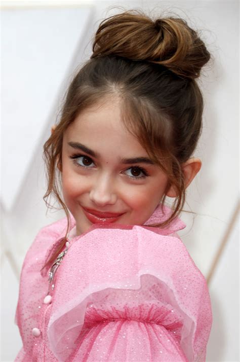 أصغر الحاضرين للأوسكار جوليا باترز تزين السجادة الحمراء ببراءتها