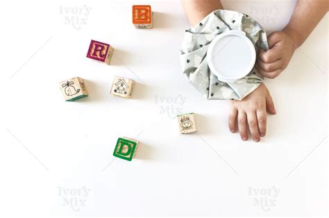 Momtable 6 Ivory Mix