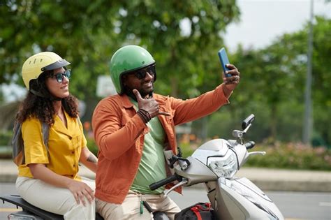 Premium Photo Guy Making Selfie With His Girlfriend