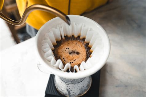 드립 커피 바리스타 필터와 커피 그라운드에 물을 붓고 커피를 양조 0명에 대한 스톡 사진 및 기타 이미지 0명 따르기 레스토랑 Istock