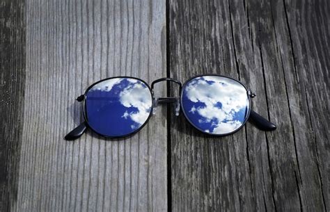 Premium Photo Mirrored Sunglasses Close Up On The Wooden Pier With