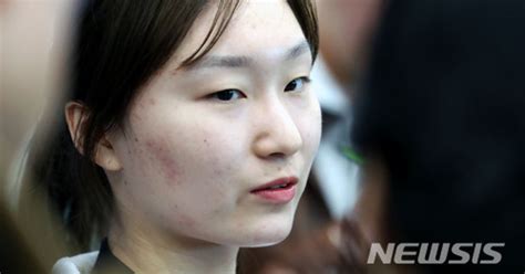 귀국 인터뷰하는 쇼트트랙 여제 최민정