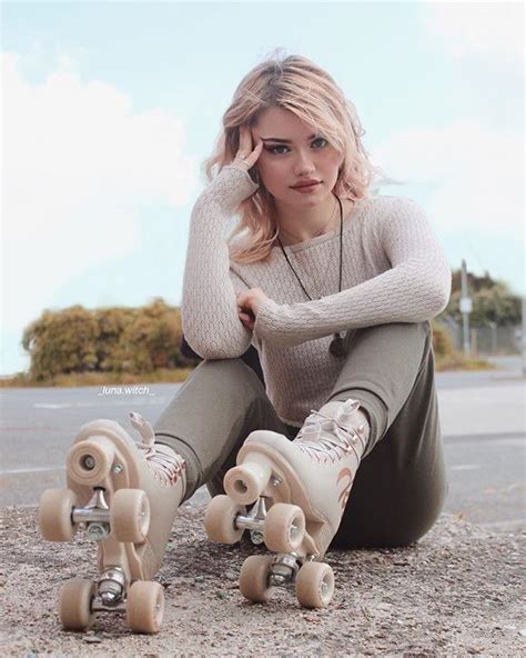Roller Girl Красивая девушка на роликах Роликовые коньки Роллеры