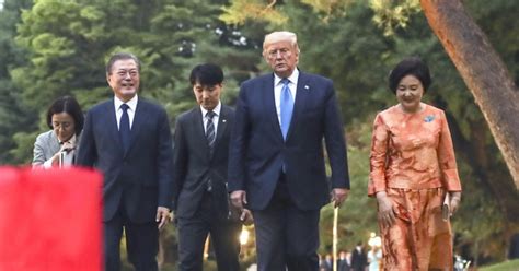 청와대 녹지원 산책하는 문재인 대통령과 트럼프 대통령