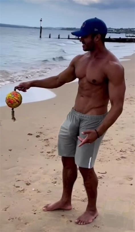 25 Shocking Celebrity Bulges Artofit
