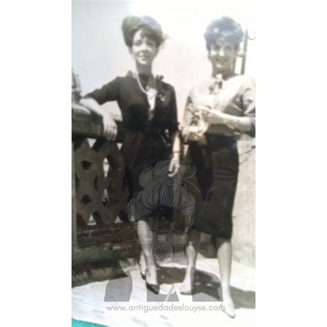 Pareja De J Venes Mujeres