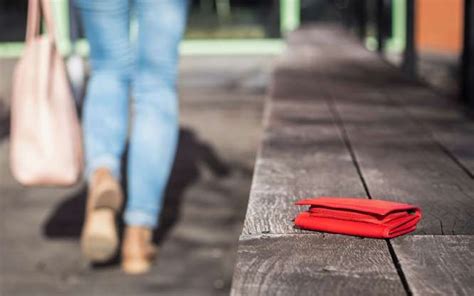 10 Worst Things To Keep In Your Wallet Getty Images Lost Wallet
