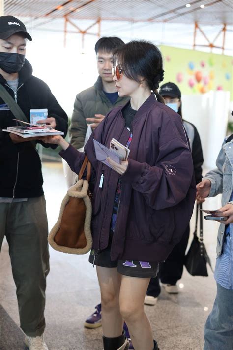 张靓颖现身首都机场 光腿穿短裤美丽冻人