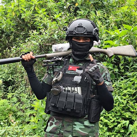 ဆံပင်ကေ ကိုတော့ကြည့်ပြီးမလှောင်ကြနဲ့နော်😟 ဆံပင်ညှပ်ဆရာ လက်စွမ်းပြလိုက