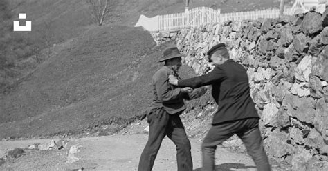 Ein Paar Männer Stehen Neben Einer Steinmauer Foto Kostenloses Bild Zum Thema Mann Auf Unsplash