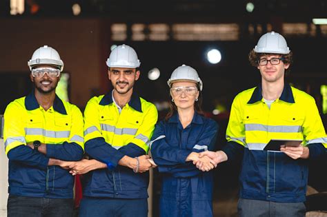안전 헬멧 안전모를 착용한 전문 산업 엔지니어 및 공장 감독 작업자 팀 사람 비즈니스 건설 및 제조 기술 작업의 작업 현장에서 기술자 팀 작업 다민족 그룹에 대한 스톡 사진