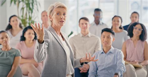 컨퍼런스 워크샵 또는 세미나에서 여성 리더 관리자 또는 Ceo와의 프리젠 테이션 교육 및 코칭 학습과 개발을위한 컨벤션에서 군중이나 청중과 이야기하는 여성 보스 토론에 대한