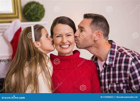 Dochter Met Haar Vader Die Haar Moeder Kussen Stock Foto Image Of