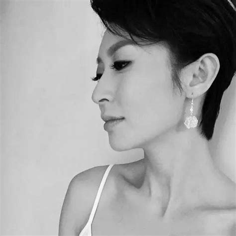 英皇一姐”周家怡：曾是佘诗曼的好闺蜜，却因 抢男人”决裂？ 新加坡新闻