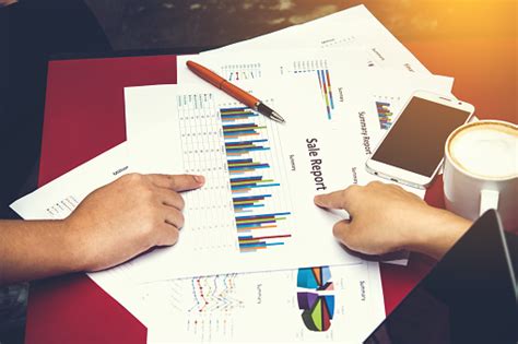 현대 노트북 컴퓨터로 소득 차트와 그래프를 분석하는 비즈니스 팀 닫습니다 비즈니스 분석 및 전략 개념 2명에 대한 스톡 사진 및 기타 이미지 Istock