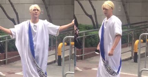 한 남자 아이돌이 그리스 신되어 나타난 이유