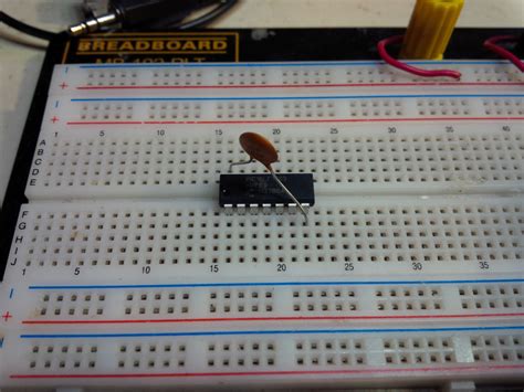 which way is a decoupling capacitor connected to an ic on a breadboard