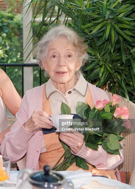 Inge Meysel Die Blauen Und Graue Tage Zdf Blumen Rosen News Photo