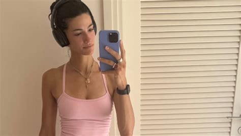 بملابس رياضية تارا عماد تستعرض رشاقتها في أجدث ظهور