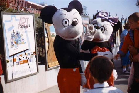 25 Vintage Color Photos Of Terrifying Disneyland Mascots From Between