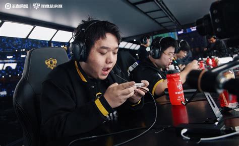 Kpl发文：静待重庆狼队再度整装出发，让狼啸之声再震巅峰！