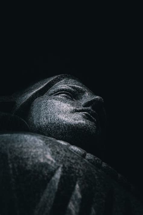 2025년 배경화면 가벼운 강력한 건축 경치 고요한 관광 국립 그림자 기념물 기념비 기념비적 인 기억에 남는 깊은 대조 도시의 돌 동부 유럽