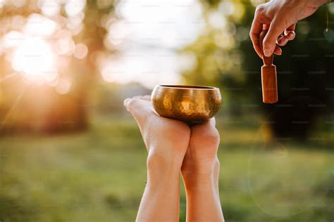 손에 나무 그릇을 들고 있는 사람 사진 Unsplash의 웰니스 트렌드 이미지