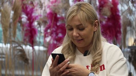 Magones Draudzene Izliekoties Par Citu Sievieti Cenšas Pavedināt Toļiku