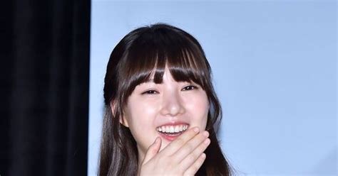 사진 여자친구 예린입 가리고 수줍은 미소