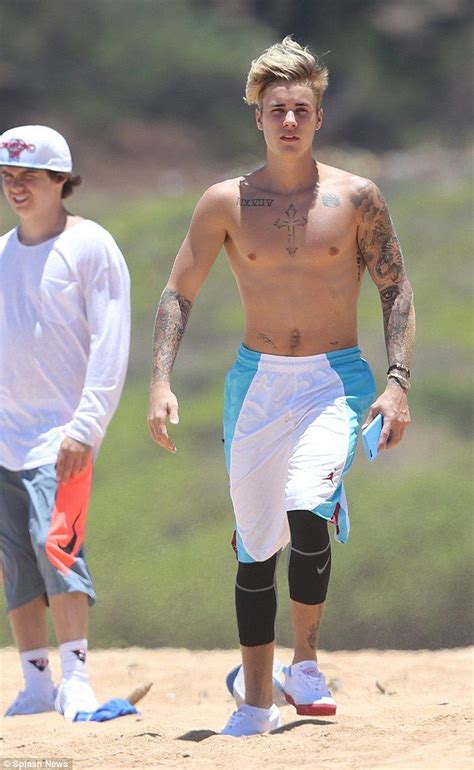 Justin Bieber Reveals Vanity By Taking Selfie After Selfie In Hawaii