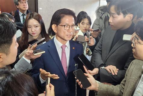 포토 기자들 질문에 답하는 김문수 장관