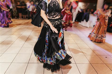 Hermosas Chicas Gitanas Bailando Con Un Vestido Floral Negro