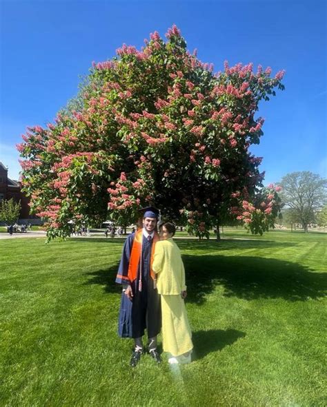 شاهدي أناقة الأميرة دينا الجهني في حفل تخرج ابنها