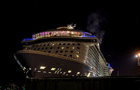 Kapal Pesiar Spectrum Of The Seas Di Pelabuhan Vladivostok Pada Malam