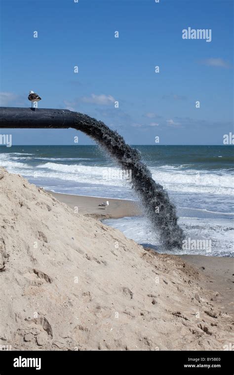Une Grande Pipe Sur La Plage De Sable De Pompage Photo Stock Alamy