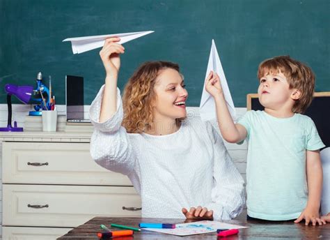 与教育飞机梦想的学生 家庭学校合作 小男孩和他的父母好的全家福 库存图片 图片 包括有 男人 母亲 150428869