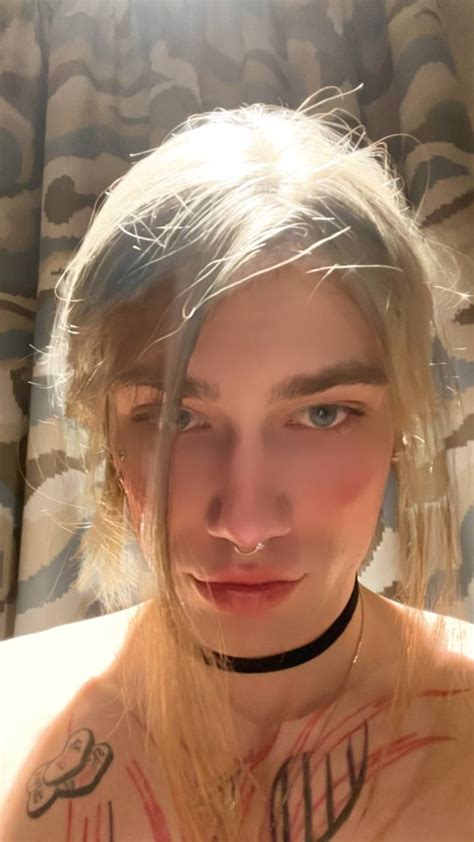 Nkeeei в 2024 г Лысая девушка Музыкальные исполнители Мечтательная