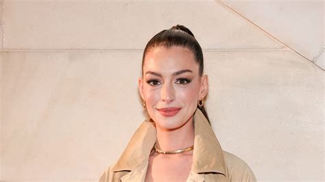 Anne Hathaway Η εμφάνιση με την Hot τσάντα του φθινόπωρου Ladytimes