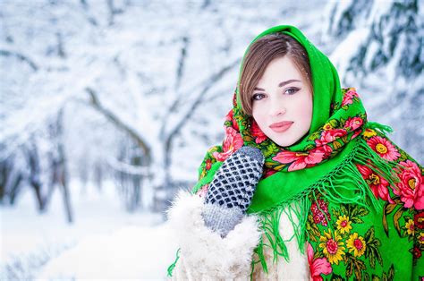 С чем носить русский народный платок: 15 стильных идей, которые ...