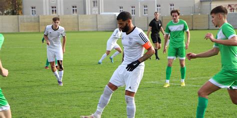 Botrány Az Nb Iii Ban Rasszista Bekiabálások Miatt Hagyta El A Pályát