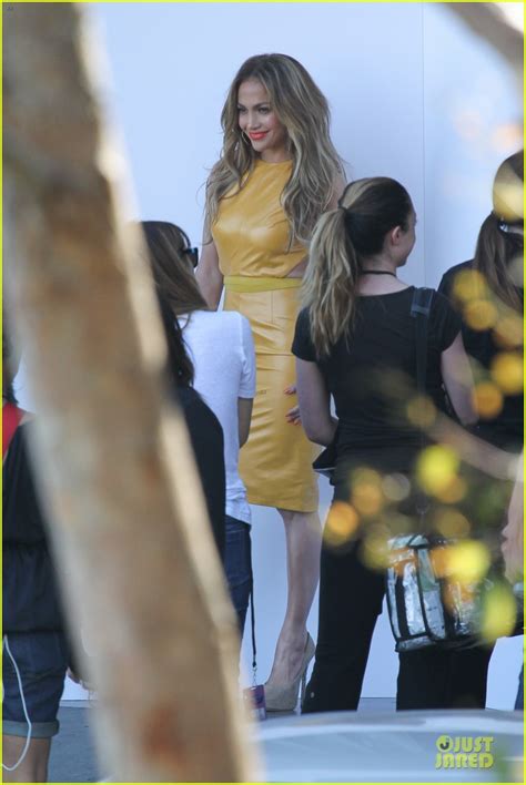 Jennifer Lopez Is A Sexy Slice Of Orange On American Idol Photo