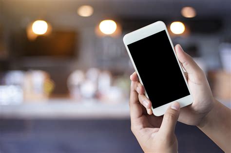 테이블에 빈 화면이 노트북 광고 텍스트 메시지에 대 한 빈 복사본 공간 화면으로 노트북 컴퓨터에 작업 영역 배경 새로운 프로젝트