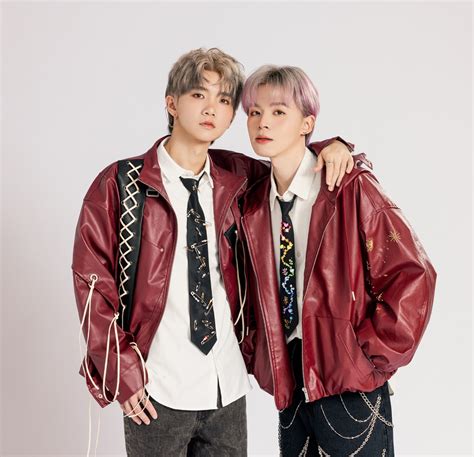 黃氏兄弟 黃氏兄弟8週年快樂，留言生日快樂 這是返校日8主視覺，於412中午12點在kktix售票網頁版可以使用文化幣、app版本不能也能在全家機台購票唷，已經有售票頁面了喔，也能在