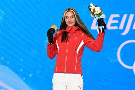 Chi è Eileen Gu Latleta Modella Che A 18 Anni Ha Sfilato Da Louis
