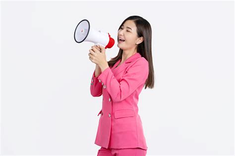 메가폰을 사용하여 흰색 배경 위의 복사 공간을 향해 비명을 지르는 거친 아시아 소녀 30 34세에 대한 스톡 사진 및 기타