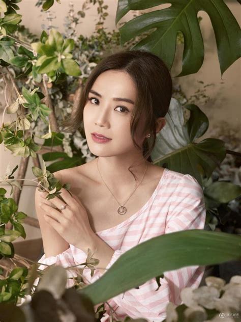 蔡卓妍大片心動來襲 融入花海甜力滿分 每日頭條